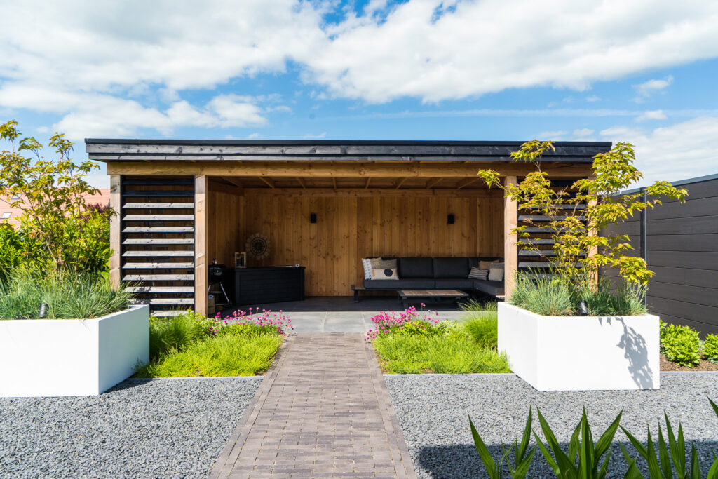 Douglas overkapping met zwarte shutterpanelen - Tuinoverkapping Twente